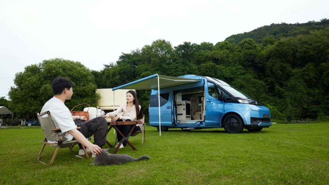 Geely unveils the Farizon Auto SuperVan with swappable battery ...