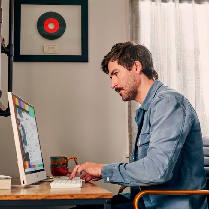 HP Envy Move all-in-one portable PC launched in India, with 2K display ...