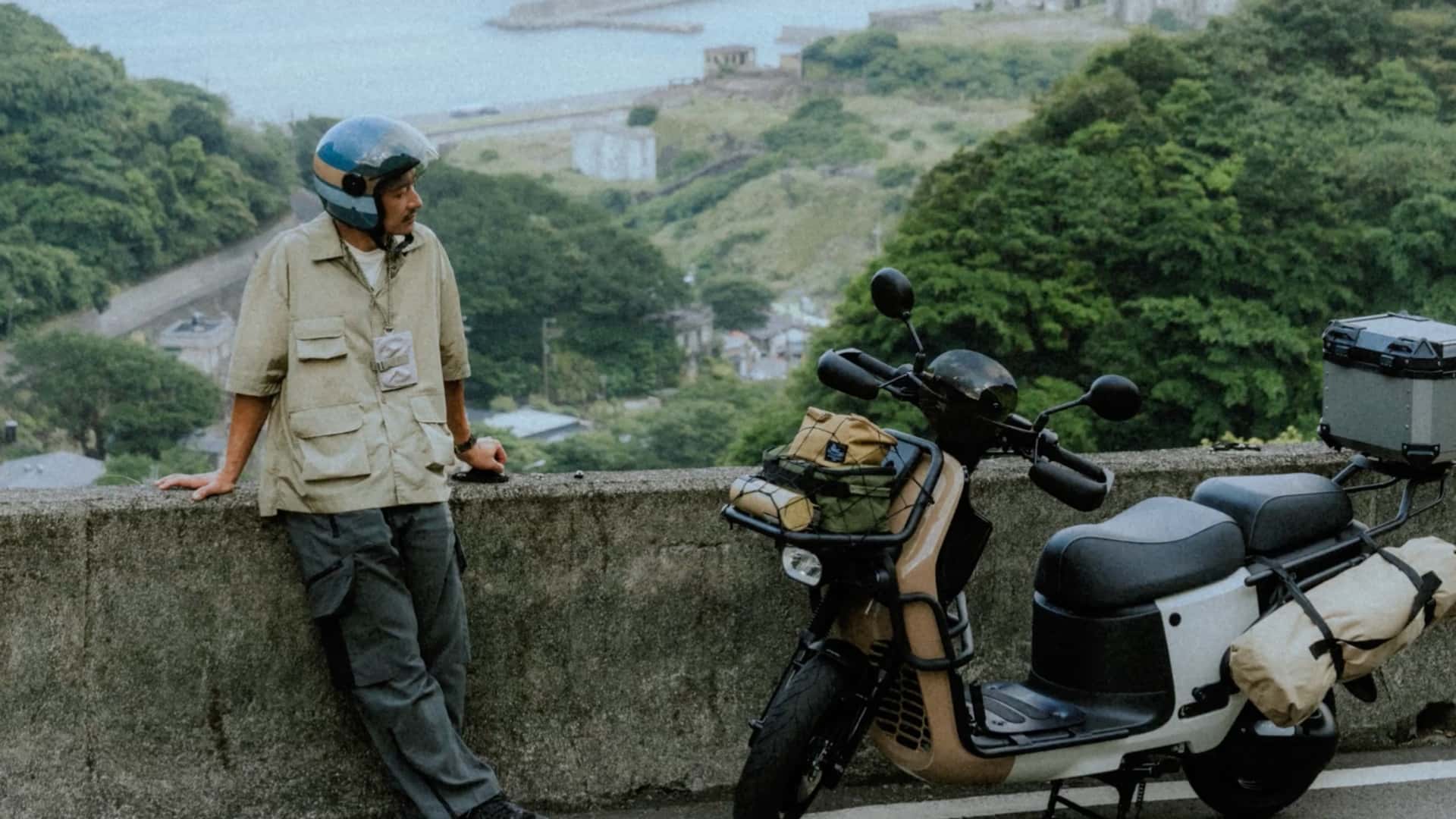 Gogoro's New Launch, the CrossOver E-Scooter has Four Luggage ...