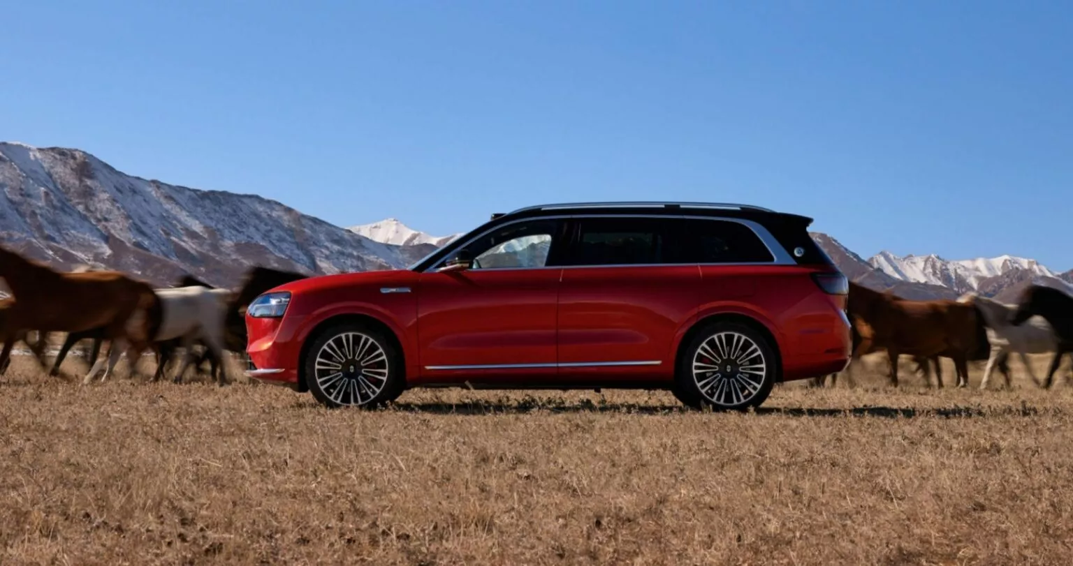 Huawei's Aito M9 SUV with multiple displays, projector screens & up to ...