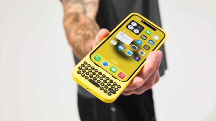 Clicks releases a physical QWERTY keyboard for the iPhone Pro models - Gizmochina