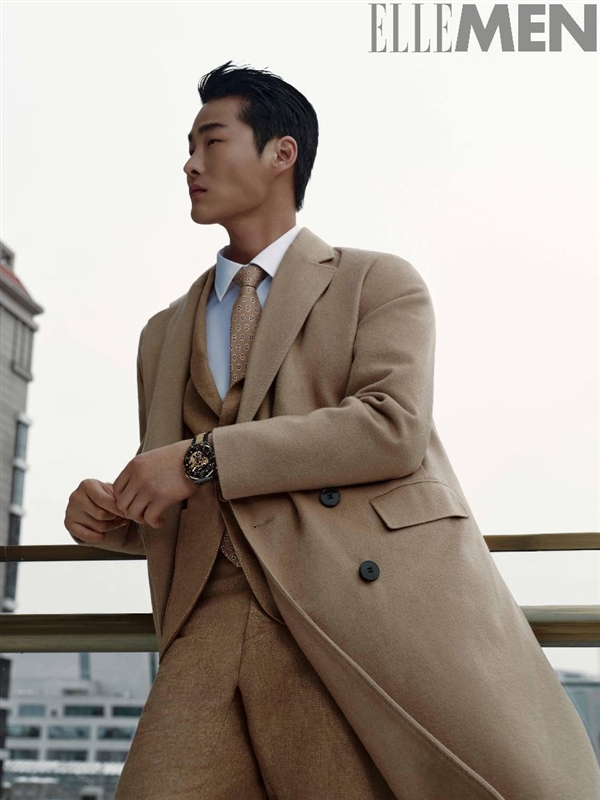 Huawei Watch Ultimate Design gold smartwatch headlines elite fashion ...