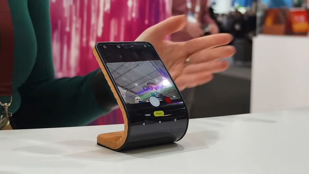 Motorola Adaptive Display Concept smartphone showcased at MWC 2024: A 6 ...