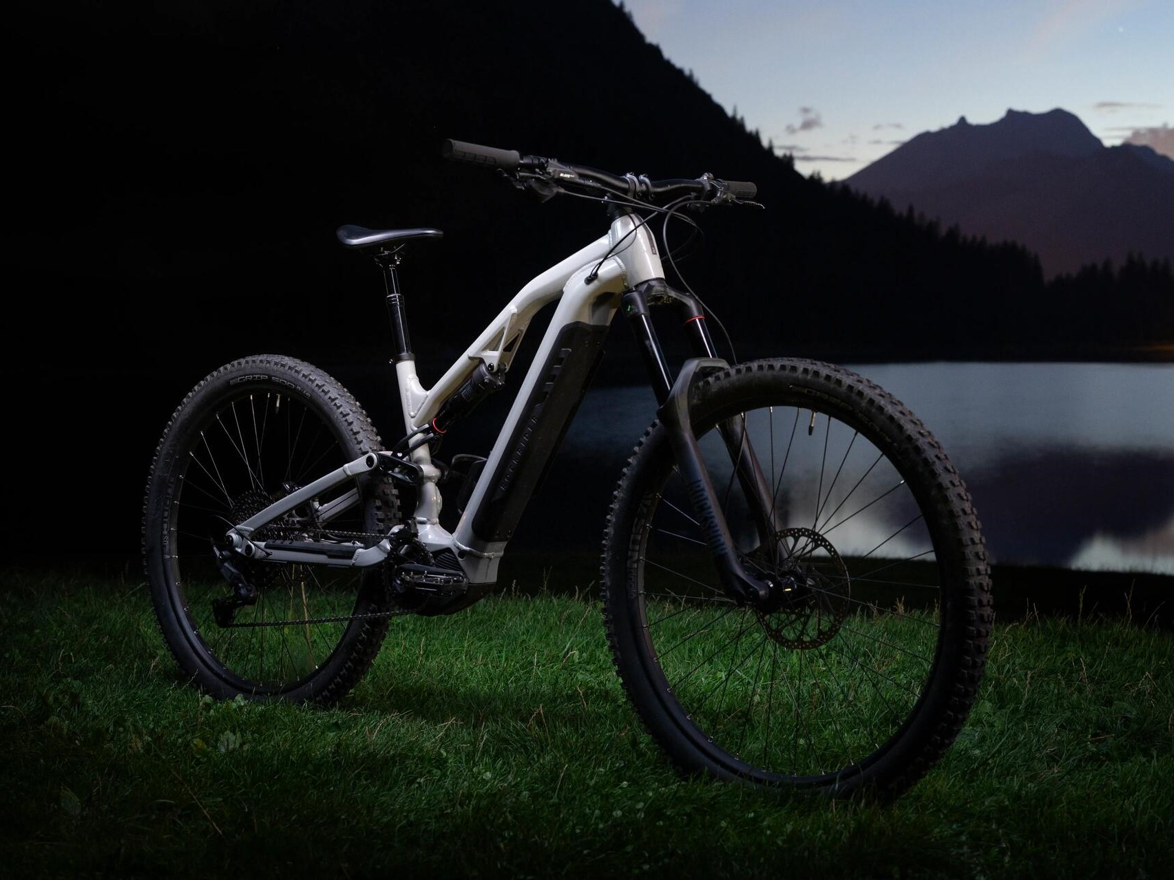 Decathlon Rockrider E-FEEL 700S full-suspension e-bike with a 1.4-inch ...