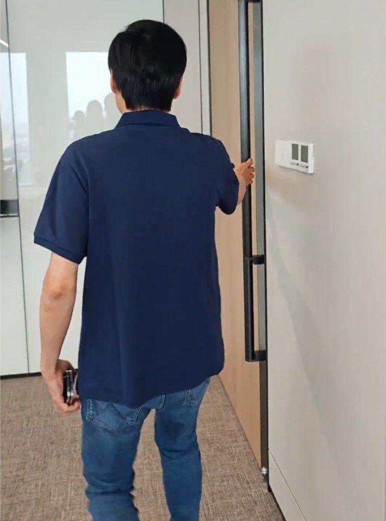 Xiaomi MIX Flip revealed being used by Xiaomi CEO Lei Jun - Gizmochina