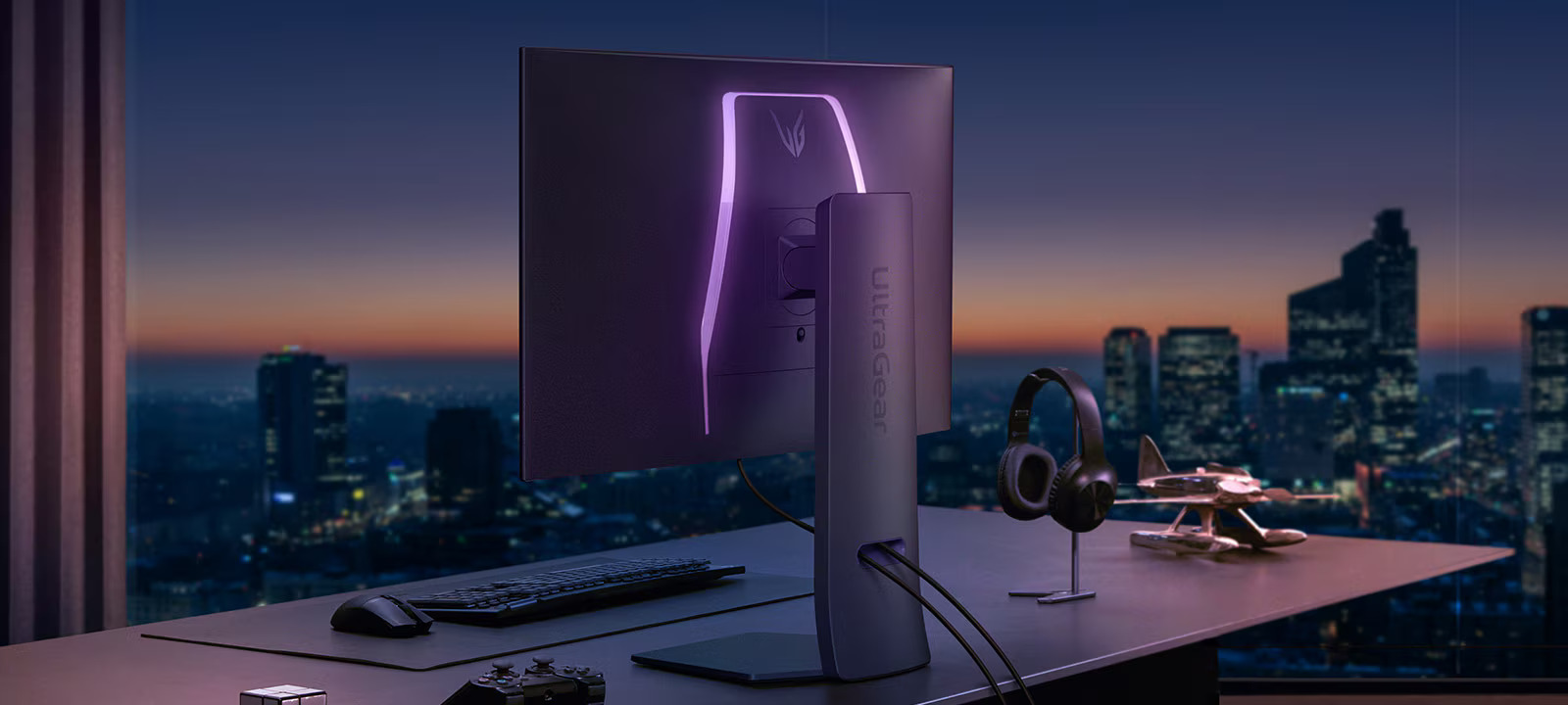 LG UltraGear OLED 32GS95UX-B dual mode monitor with 4K/1080p resolution ...