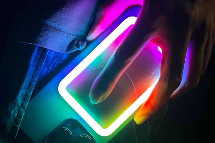 Moonside MagLight is a MagSafe power bank with an attractive ring light ...