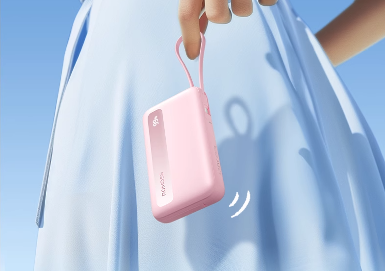 ROMOSS Dual-line fast charging power bank with a 10000mAh capacity ...