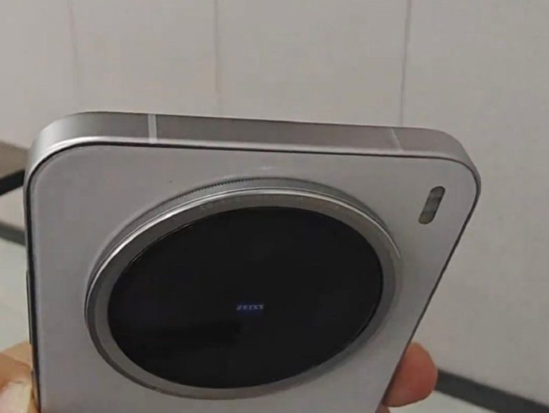 Vivo X200 Pro mini first live images reveal a chunky camera bump