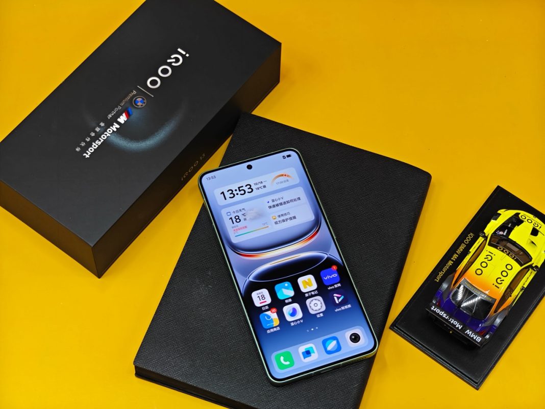 iQOO 13’s new image compares size with Vivo X200 Pro Mini - Gizmochina