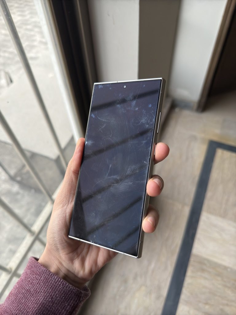 Galaxy S24 Ultra's unique anti-reflective display coating is peeling ...