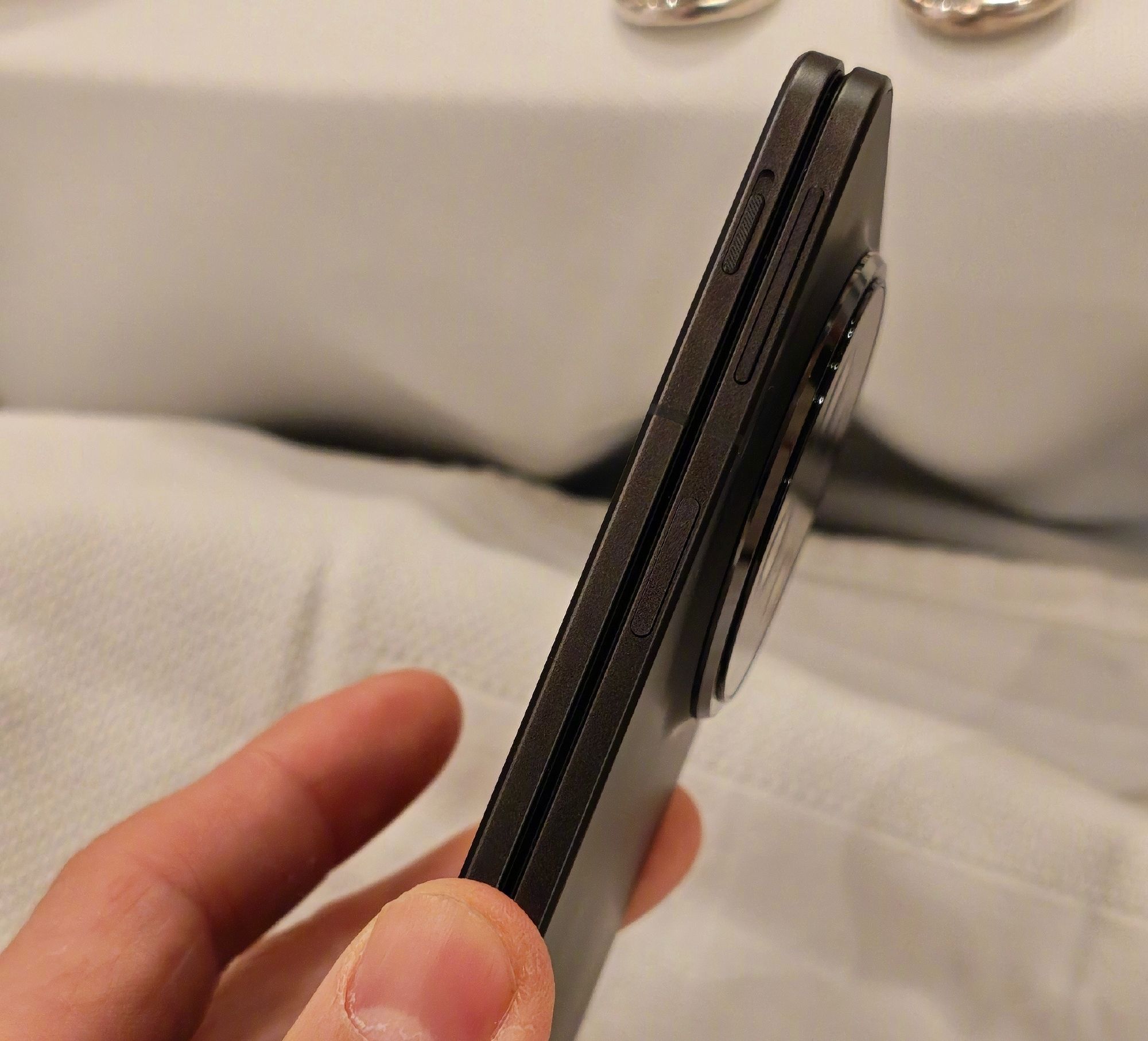 Oppo Find N5’s new images give glimpse of front display, reduced camera ...