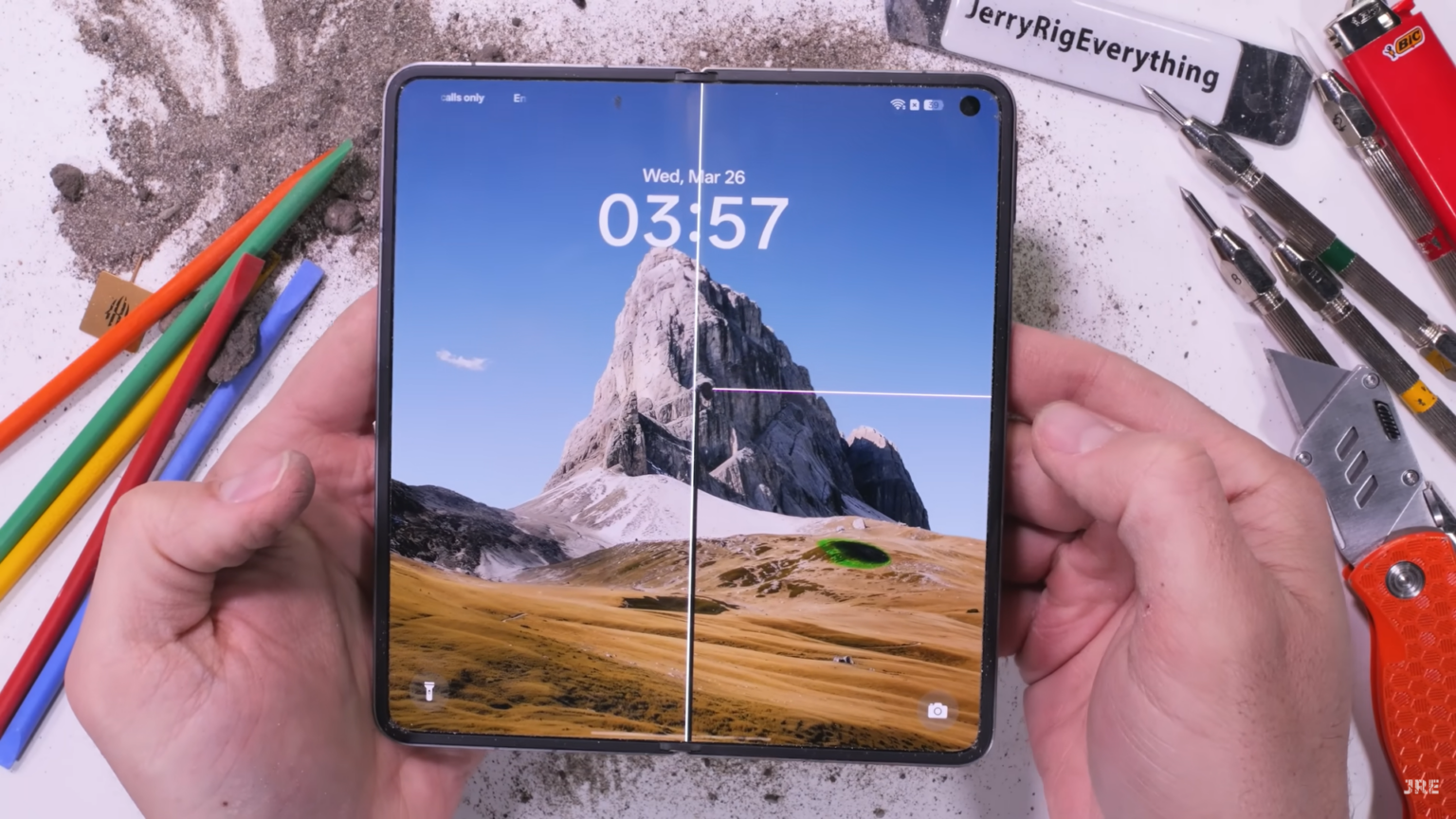 World's slimmest foldable phone fails to survive bent test - Gizmochina