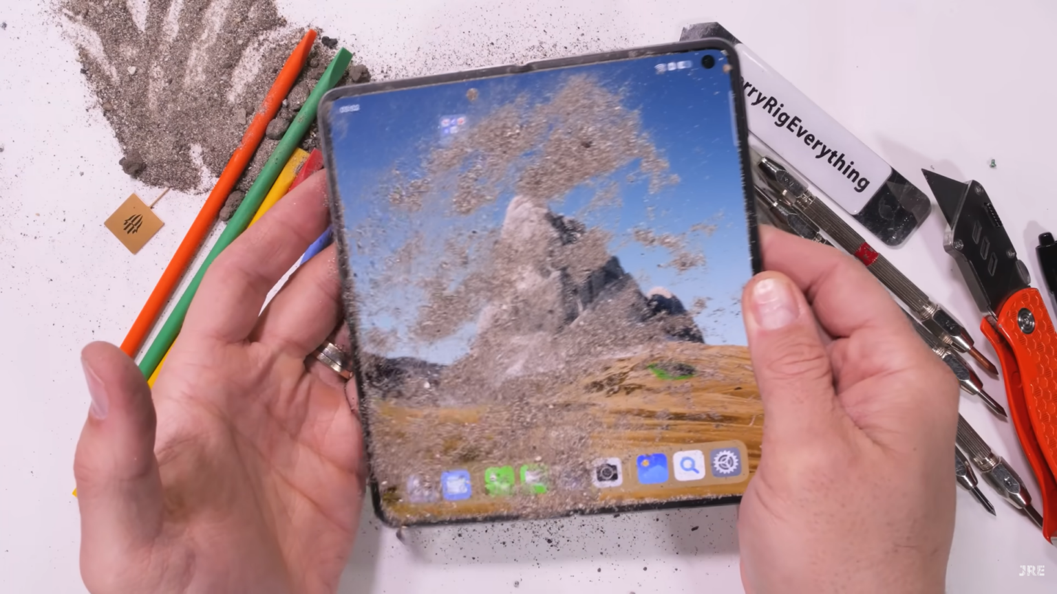 World's slimmest foldable phone fails to survive bent test - Gizmochina