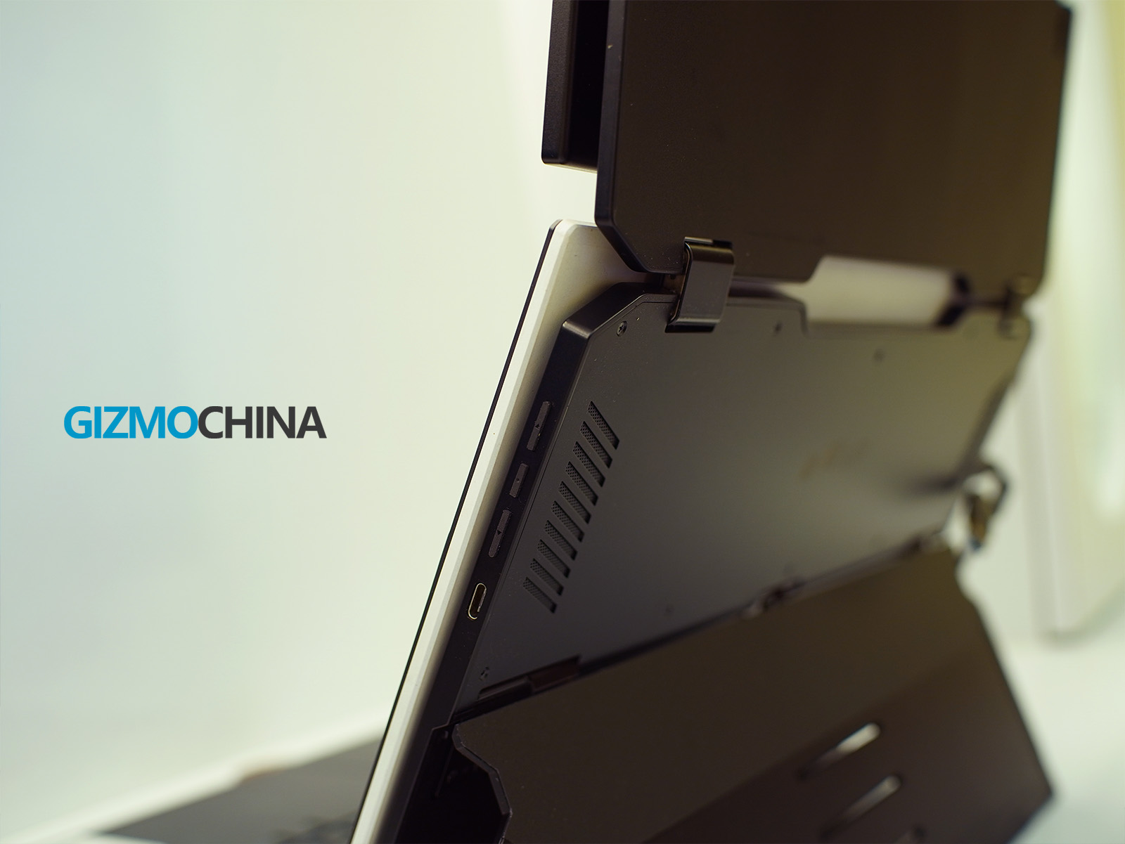 Mobile Pixels Duex Float Review: More Screen, Less Desk Space - Gizmochina