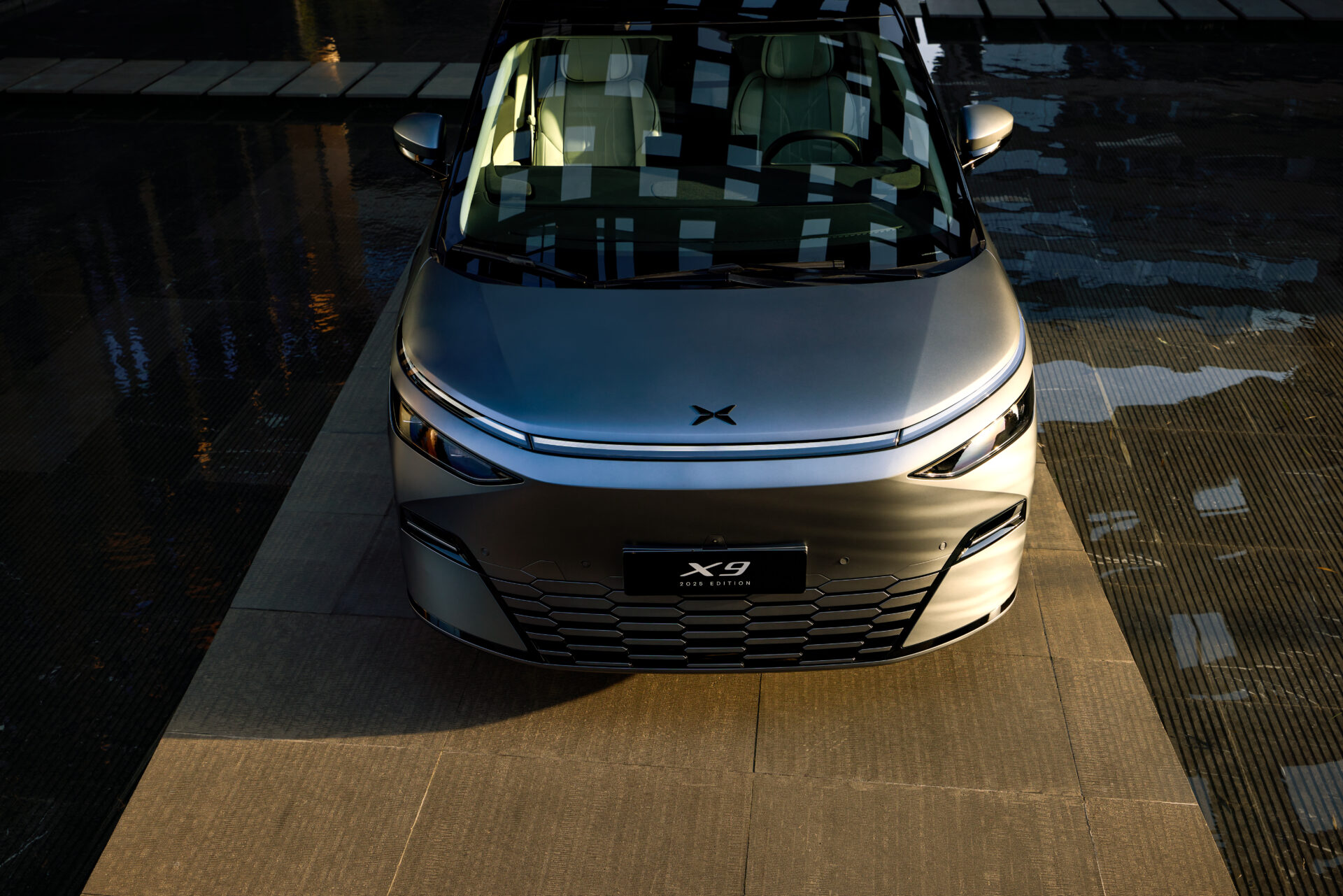 XPENG X9 2025 EV Charges 405 km in 10 Mins, Features Luxury Zero ...