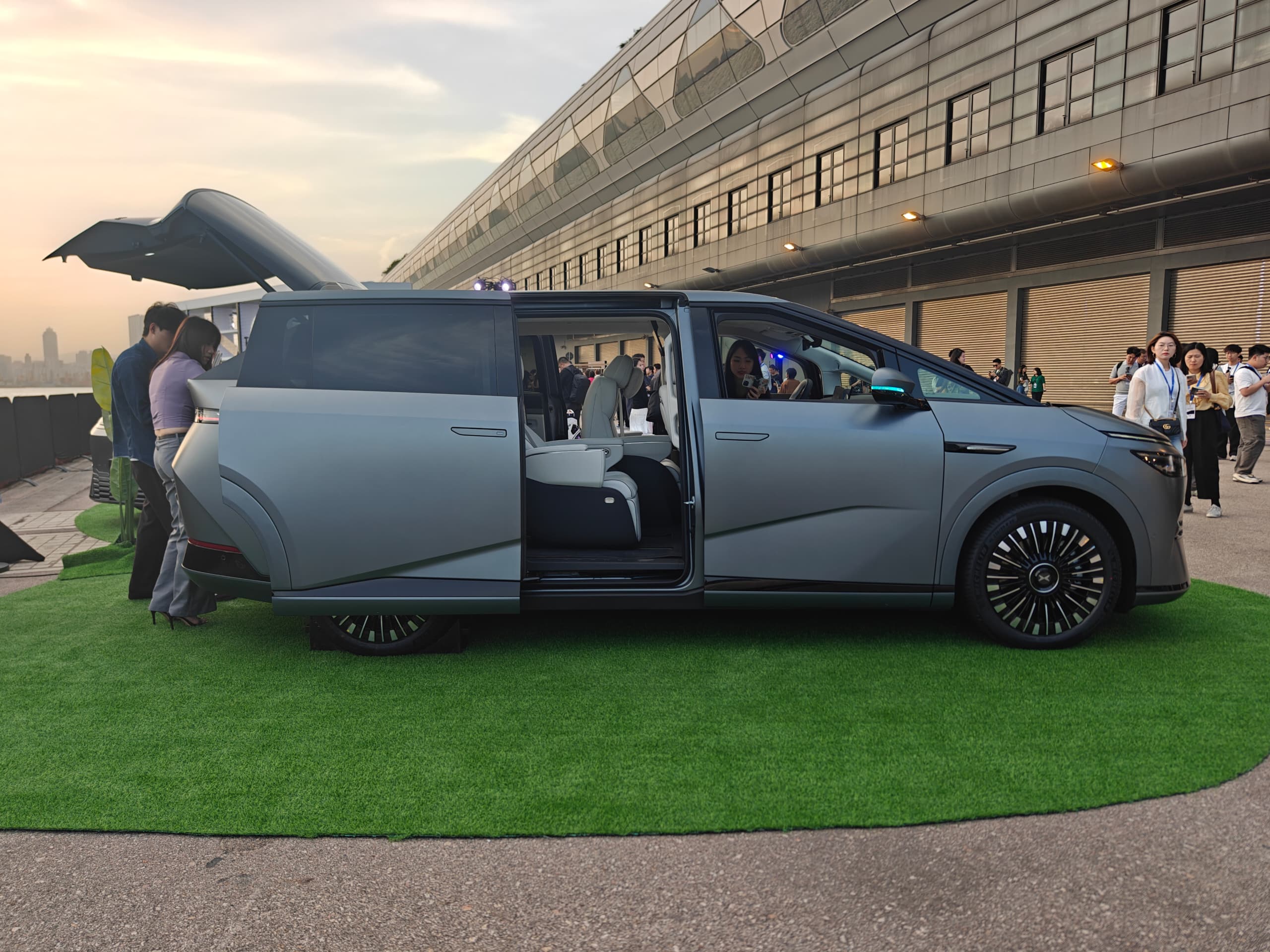 XPENG X9 2025 EV Charges 405 km in 10 Mins, Features Luxury Zero ...