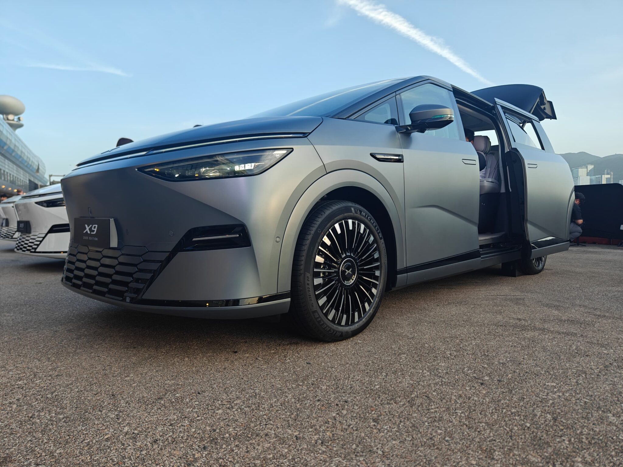 XPENG X9 2025 EV Charges 405 km in 10 Mins, Features Luxury Zero ...