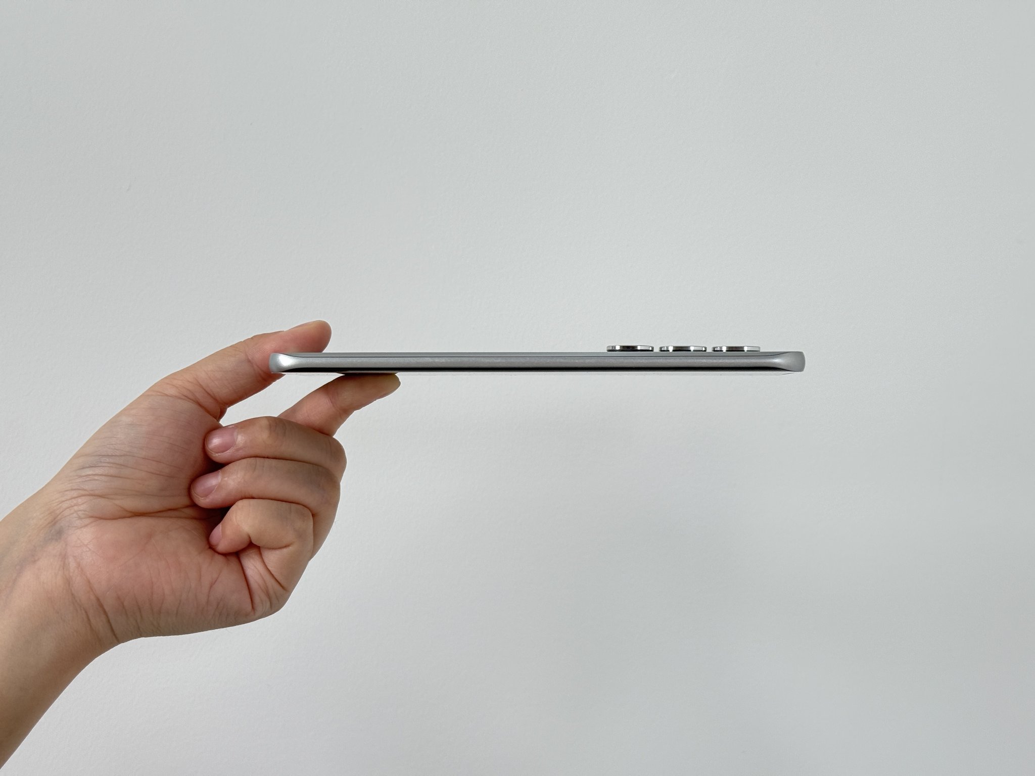 Check out the world’s thinnest curved screen smartphone — only 0.15mm ...
