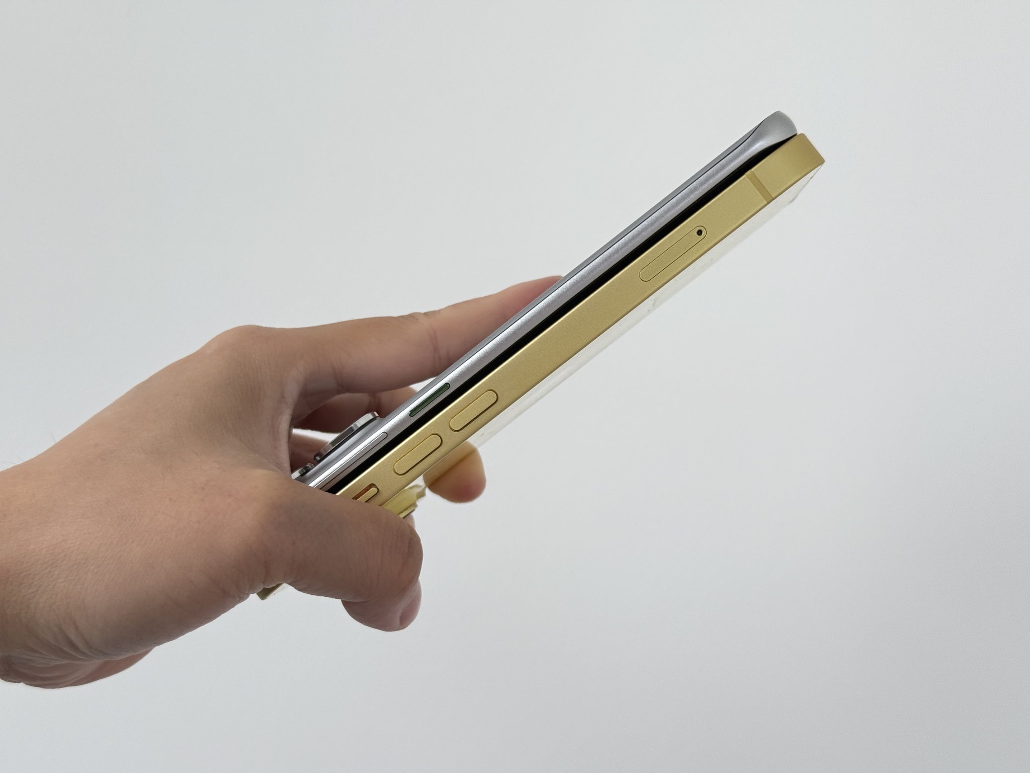 Check out the world’s thinnest curved screen smartphone — only 0.15mm ...