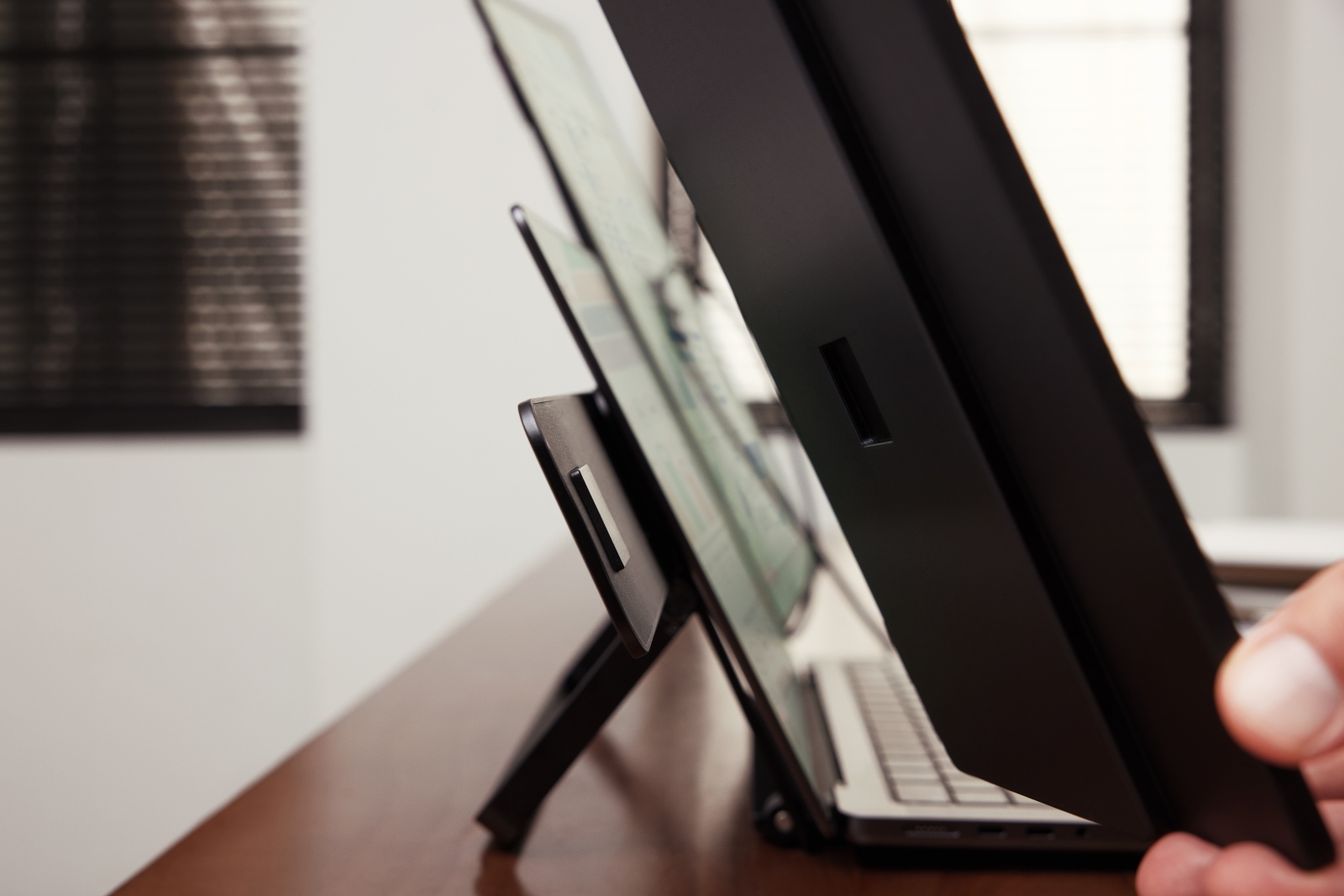 FlipGo Horizon Review: A Modular Triple-Screen Setup That Travels With ...