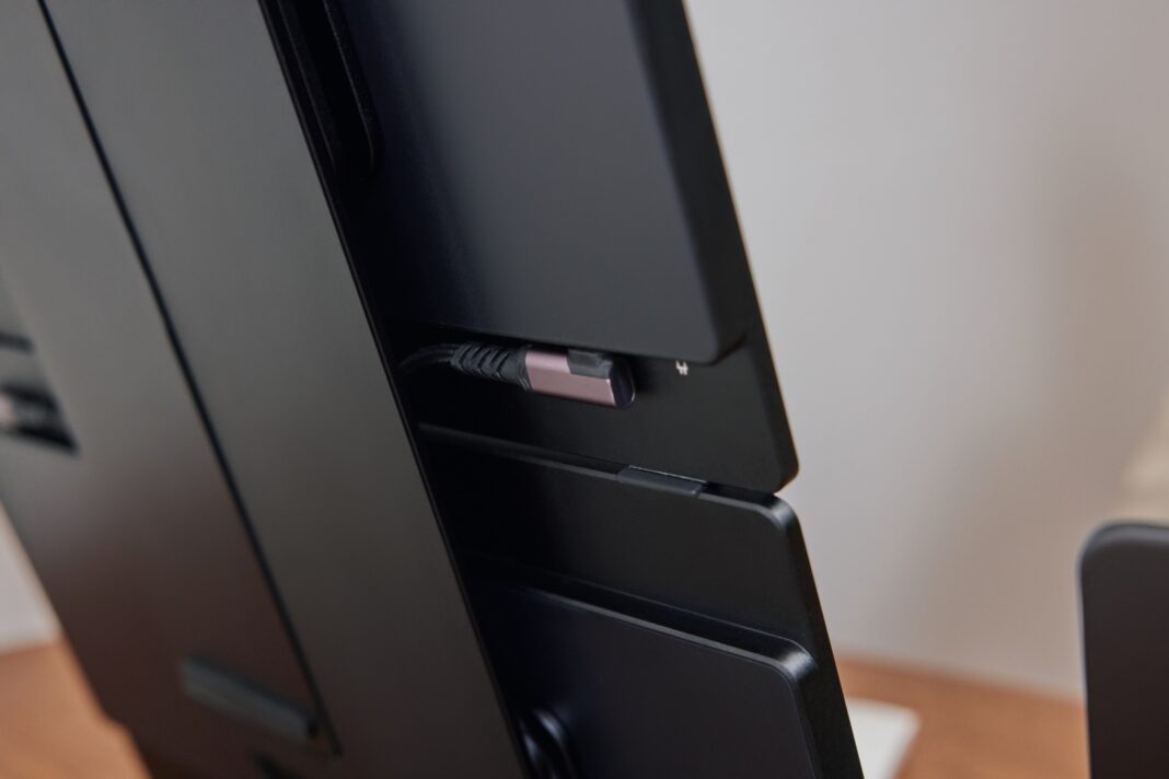 FlipGo Horizon Review: A Modular Triple-Screen Setup That Travels With ...
